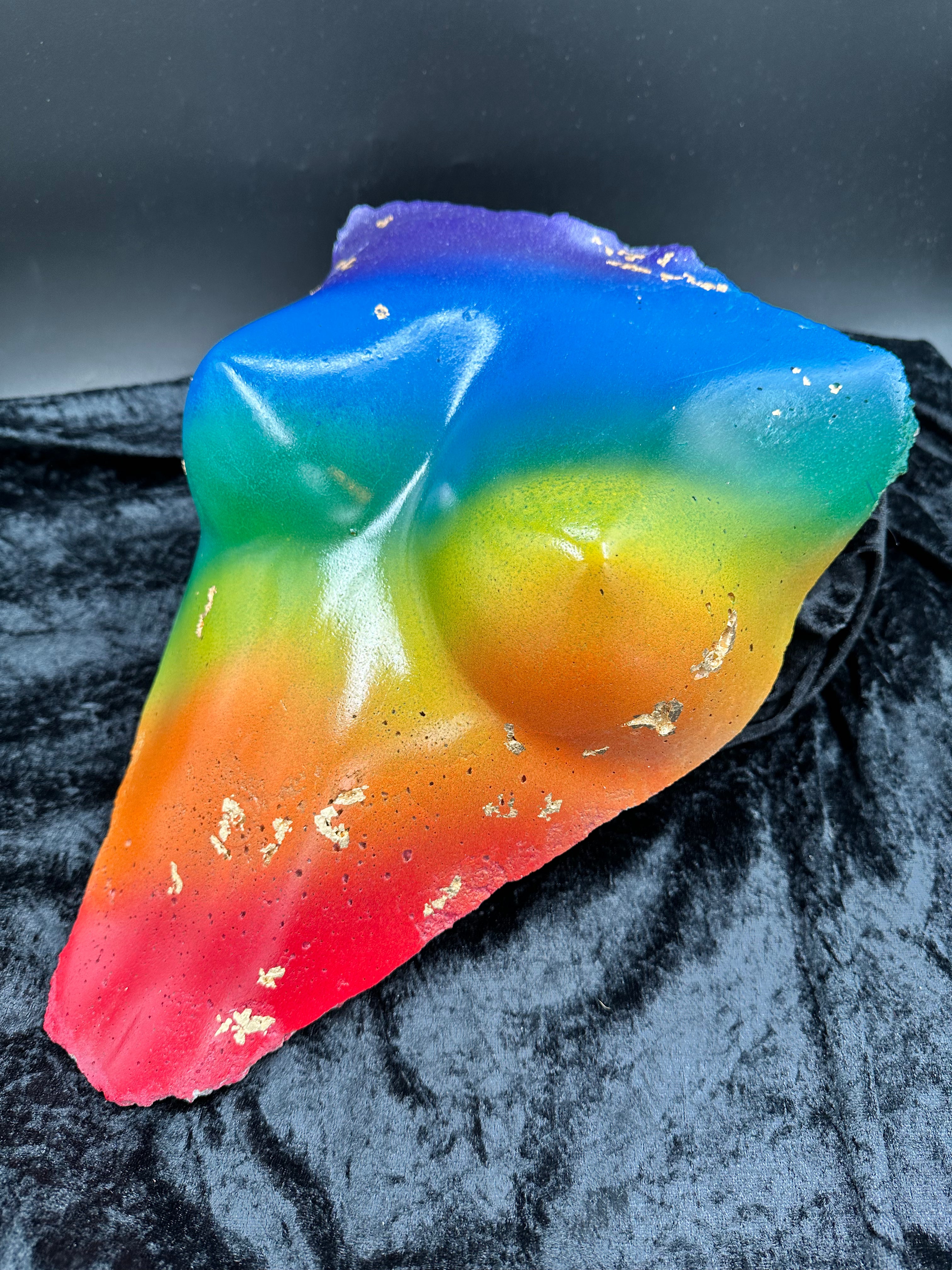 Torso DAME i betong i PRIDE farger🏳️‍🌈 – Knusbart
